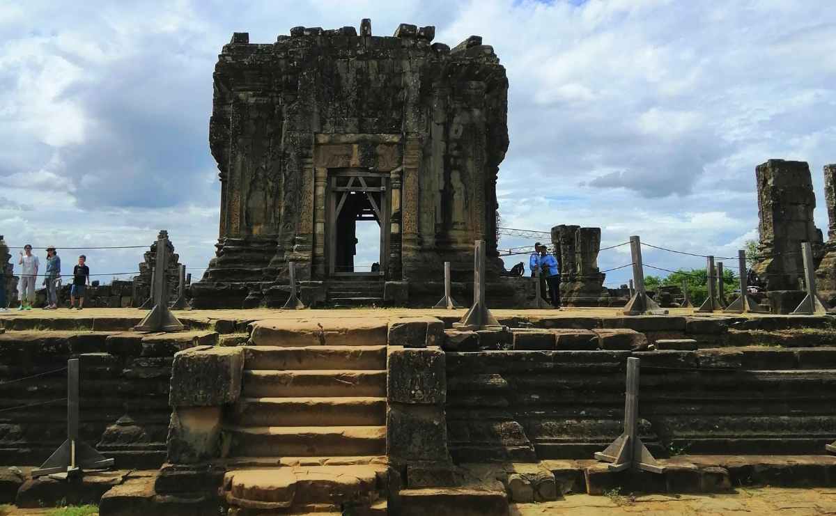 From Ancient Ruins to Breathtaking Views: Exploring Phnom Bakheng ...